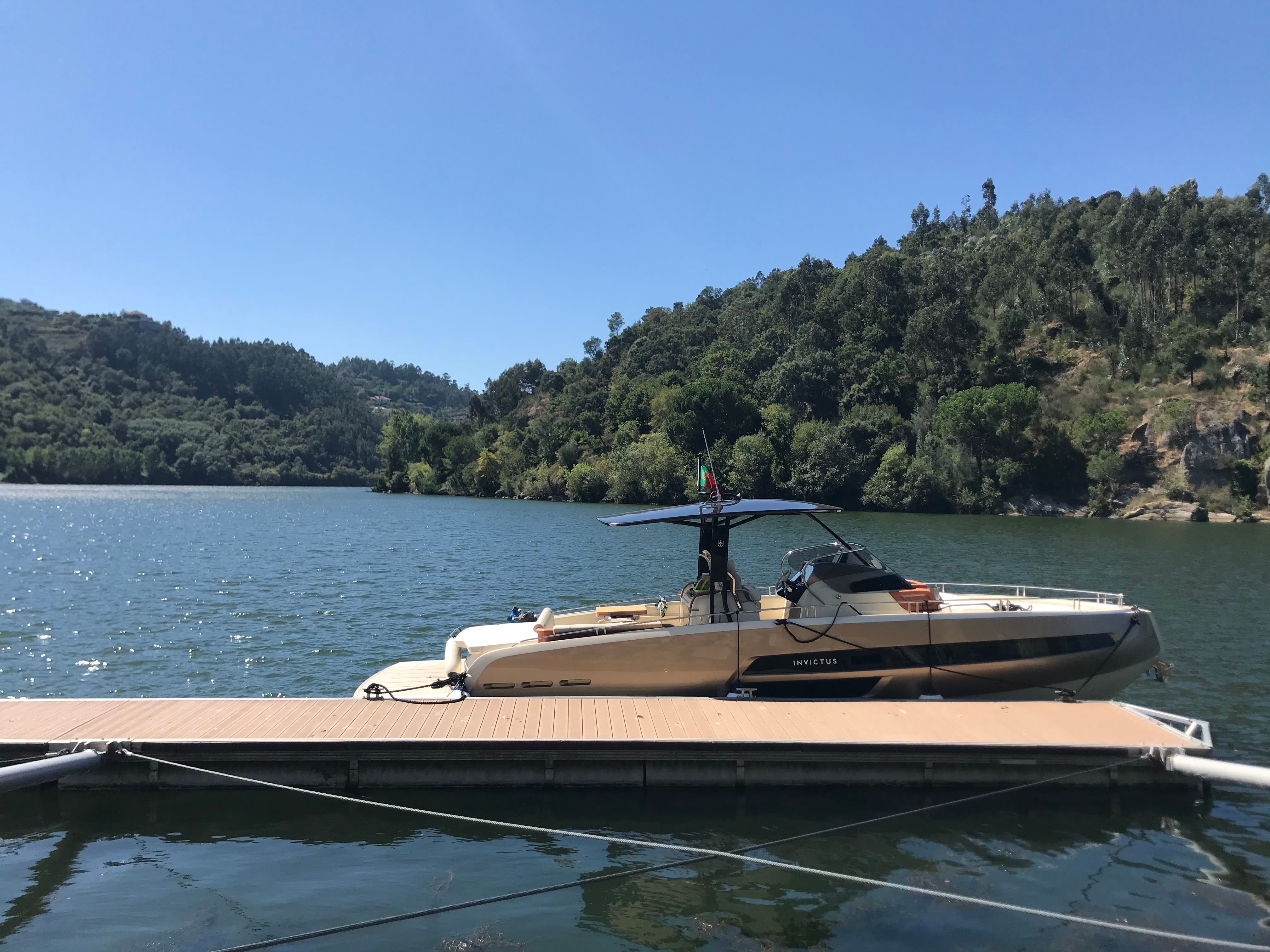 Motor yacht Invictus GT 370 Invictus Cruises for rent - Portugal ...