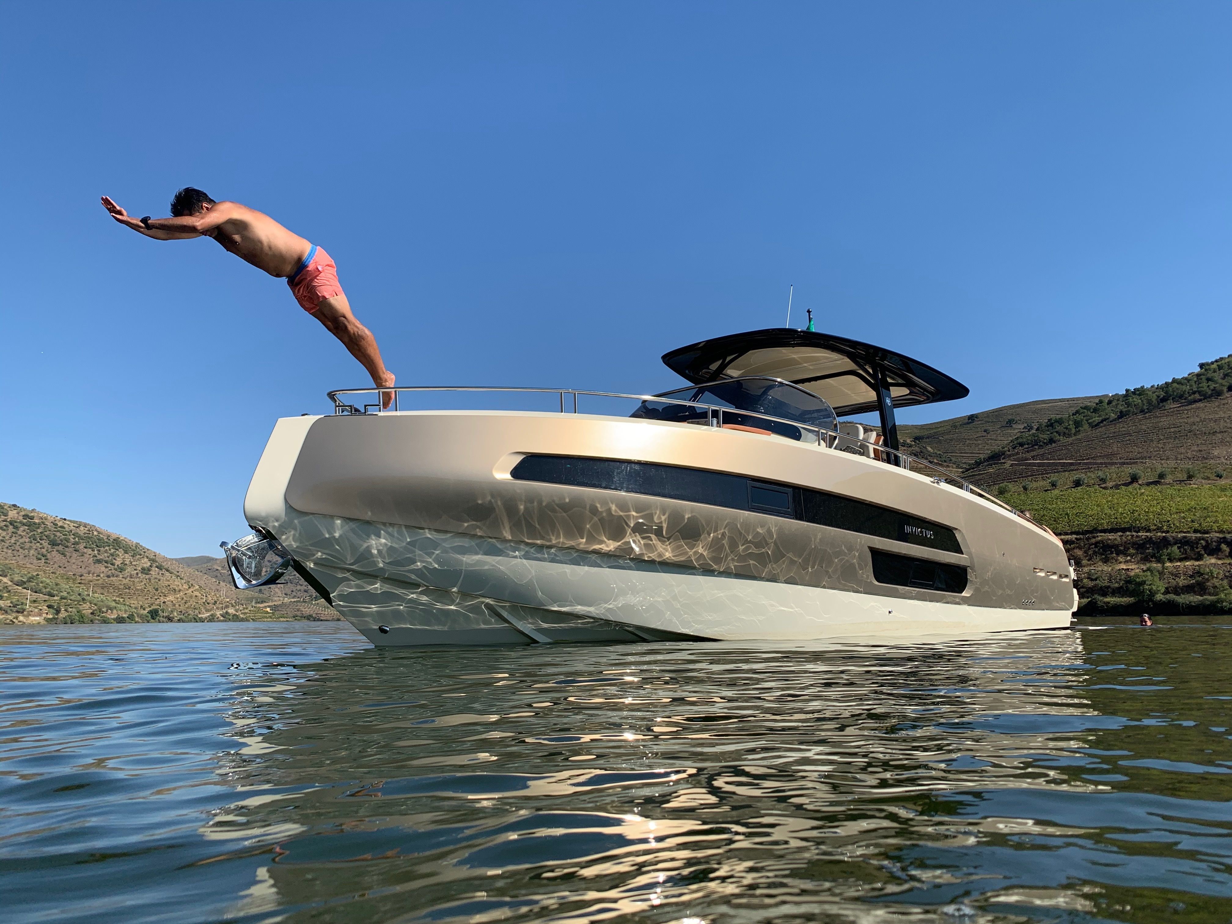 Motor yacht Invictus GT 370 Invictus Cruises for rent - Portugal ...