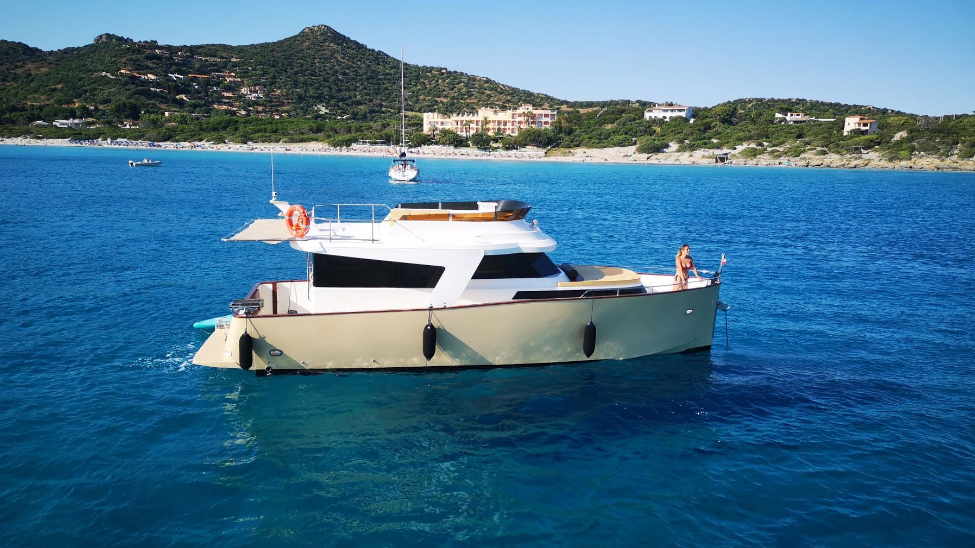 Motor yacht Artus Green 33 Garuda for rent - Italy | Boataround