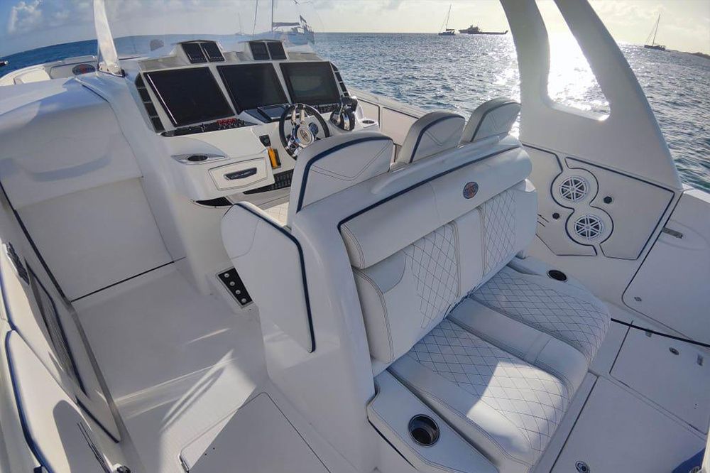 Iaht cu motor Cigarette Huntress 42 Mazal de închiriat - Sint Maarten ...