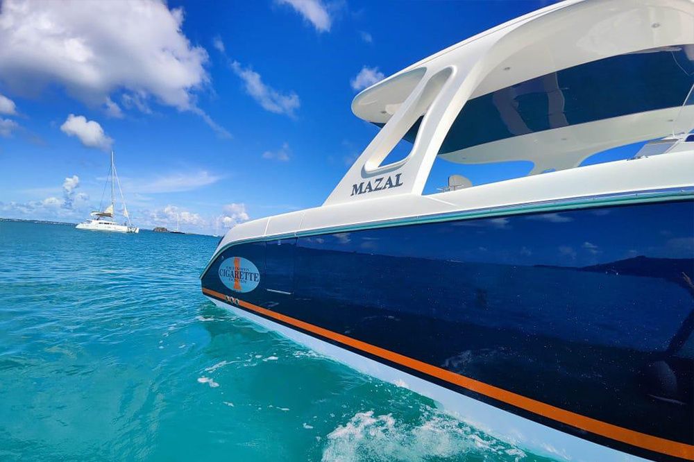 Iaht cu motor Cigarette Huntress 42 Mazal de închiriat - Sint Maarten ...